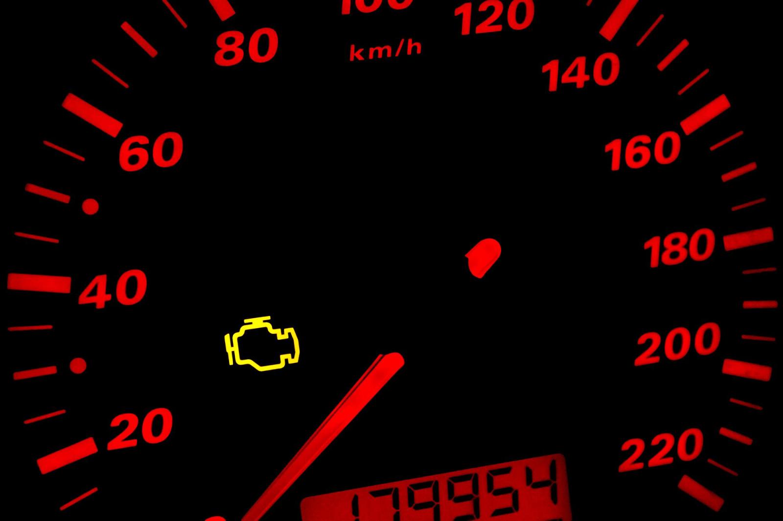 Qué hacer si se enciende el testigo de Check Engine en tu auto